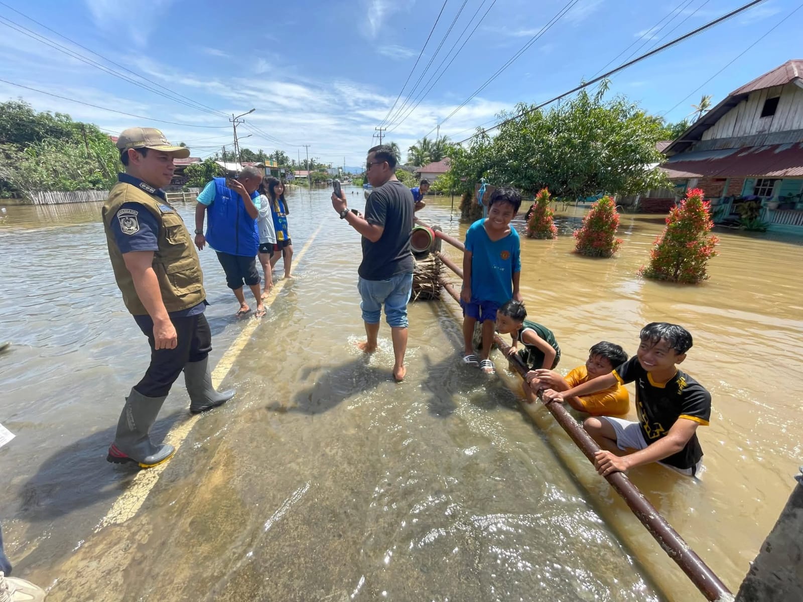 Wali Kota Bengkulu Tinjau Lokasi Banjir, Siapkan Normalisasi Sungai ...